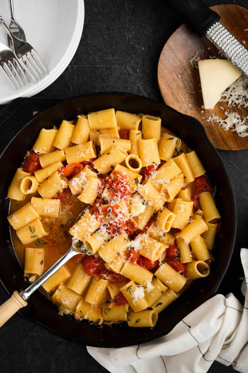35 Minute One Pan Pasta Dinner (vegetarian) | Josie + Nina